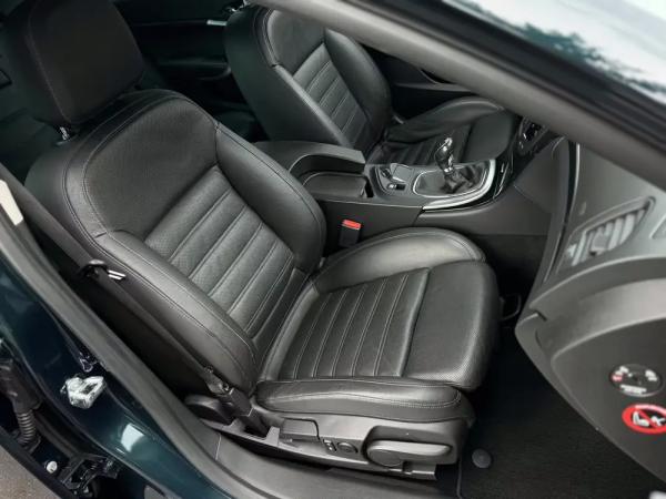 Green Opel Insignia 2008 in Jurmala, with an engine capacity of 2.00 L and mileage of 288 thousand km for 5590 €, photo 10 on AUTOMOTO.COM.LV