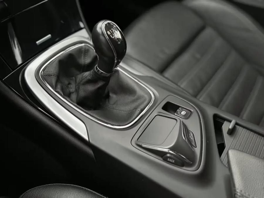 Green Opel Insignia 2008 in Jurmala, with an engine capacity of 2.00 L and mileage of 288 thousand km for 5590 €, photo 18 on AUTOMOTO.COM.LV