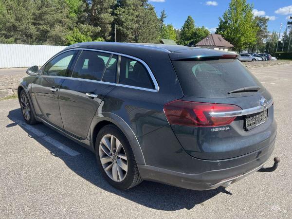 Green Opel Insignia 2013 in Utena, with an engine capacity of 1.96 L and mileage of 285 thousand km for 2700 €, photo 4 on AUTOMOTO.COM.LV