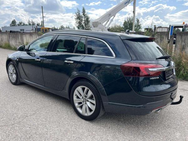 Green Opel Insignia 2013 in Utena, with an engine capacity of 1.96 L and mileage of 278 thousand km for 5800 €, photo 4 on AUTOMOTO.COM.LV