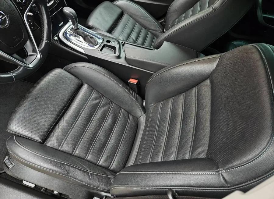 Green Opel Insignia 2014 in Jekabpils, with an engine capacity of 2.00 L and mileage of 222 thousand km for 6990 €, photo 17 on AUTOMOTO.COM.LV