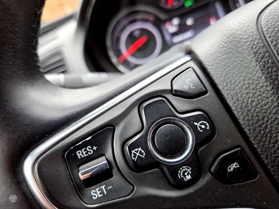 Green Opel Insignia 2014 in Kedainiai, with an engine capacity of 1.96 L and mileage of 271 thousand km for 5600 €, photo 47 on AUTOMOTO.COM.LV