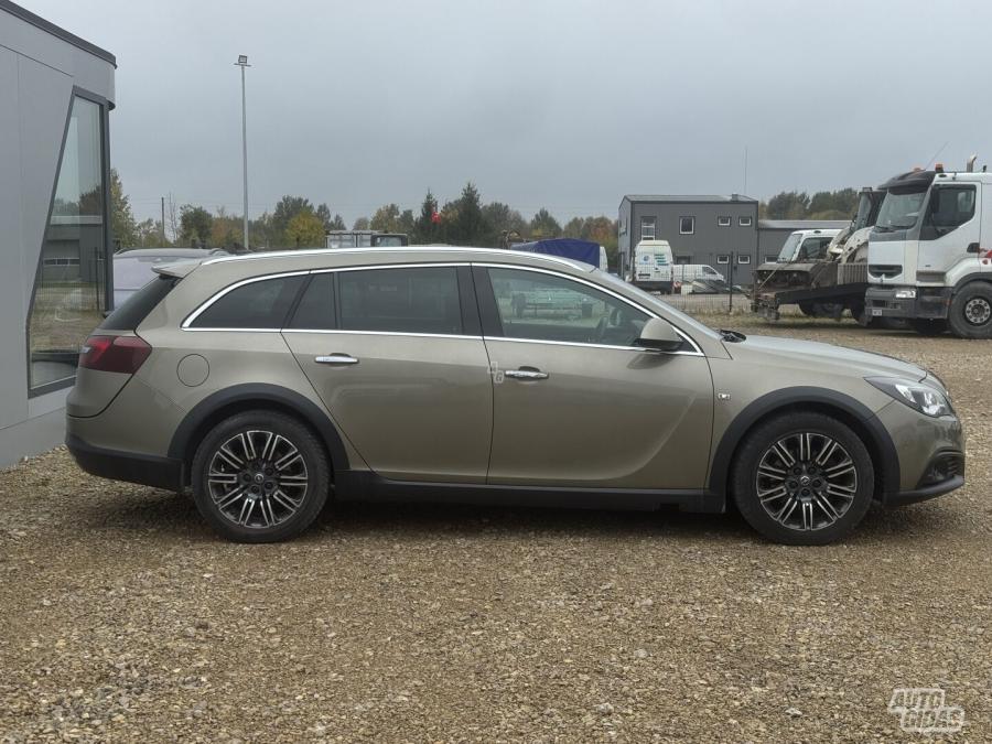 Green Opel Insignia 2014 in Siauliai, with an engine capacity of 2.00 L and mileage of 320 thousand km for 4500 €, photo 5 on AUTOMOTO.COM.LV