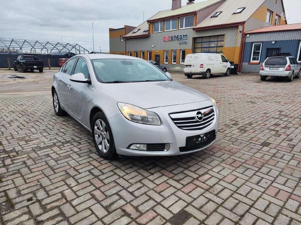 Grey Opel Insignia 2009 in Silute, with an engine capacity of 1.96 L and mileage of 240 thousand km for 2850 €, photo 1 on AUTOMOTO.COM.LV