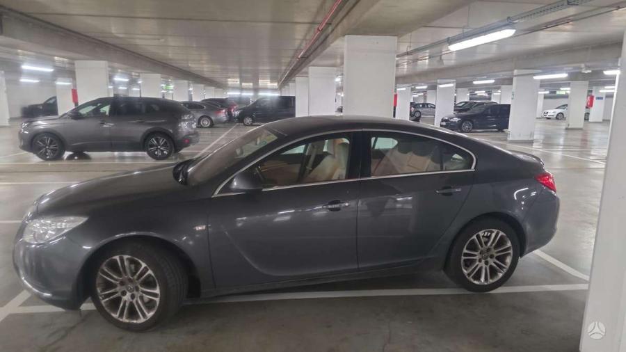 Grey Opel Insignia 2009 in Siauliai, with an engine capacity of 1.96 L and mileage of 203 thousand km for 2900 €, photo 1 on AUTOMOTO.COM.LV