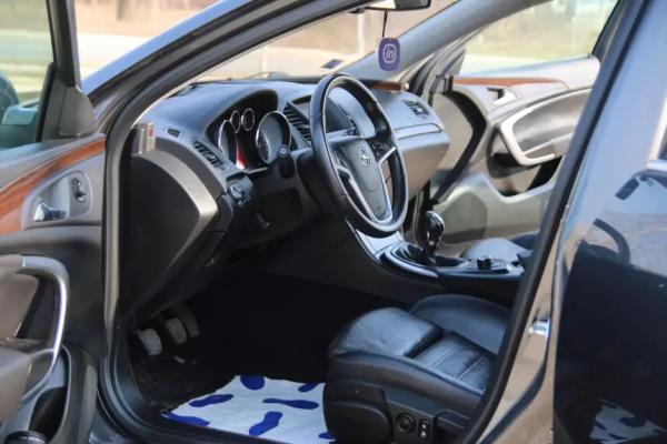 Grey Opel Insignia 2009 in Riga, with an engine capacity of 2.00 L and mileage of 269 thousand km for 4790 €, photo 7 on AUTOMOTO.COM.LV
