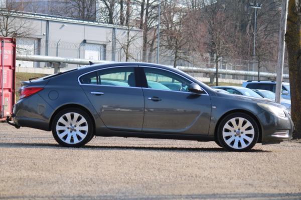 Grey Opel Insignia 2009 in Riga, with an engine capacity of 2.00 L and mileage of 269 thousand km for 4790 €, photo 4 on AUTOMOTO.COM.LV