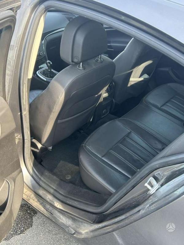 Grey Opel Insignia 2009 in Klaipeda, with an engine capacity of 1.96 L and mileage of 372 thousand km for 2100 €, photo 8 on AUTOMOTO.COM.LV