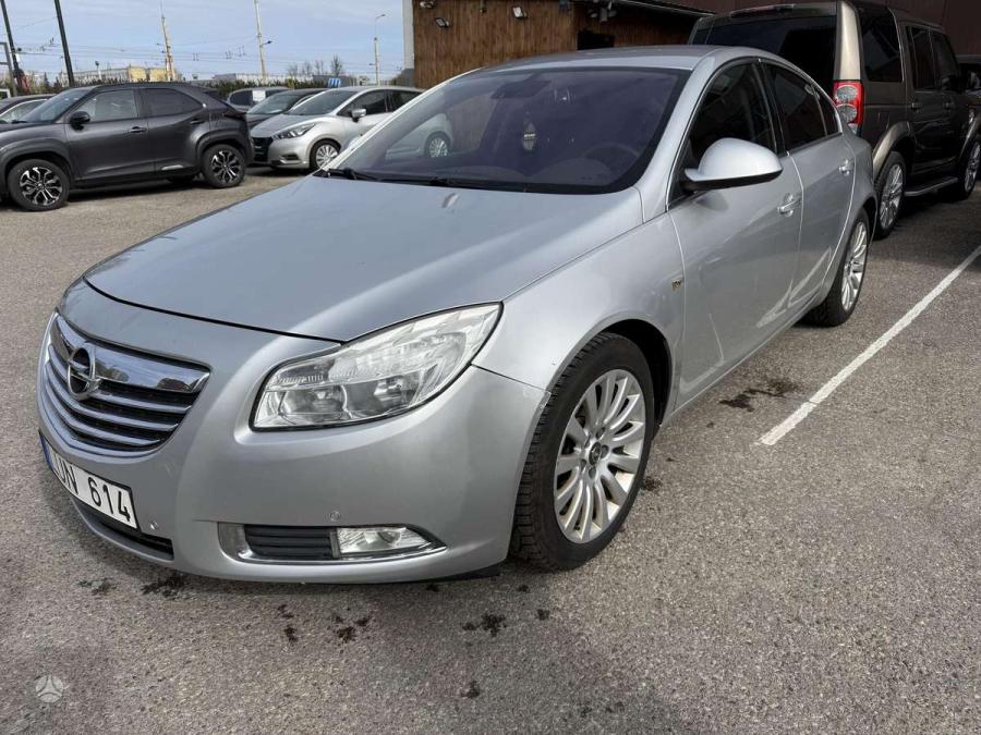 Grey Opel Insignia 2010 in Vilnius, with an engine capacity of 2.00 L and mileage of 289 thousand km for 1600 €, photo 1 on AUTOMOTO.COM.LV