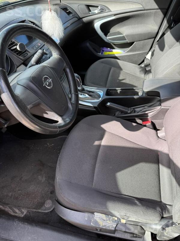Grey Opel Insignia 2008 in Riga, with an engine capacity of 2.00 L and mileage of 295 thousand km for 1100 €, photo 6 on AUTOMOTO.COM.LV