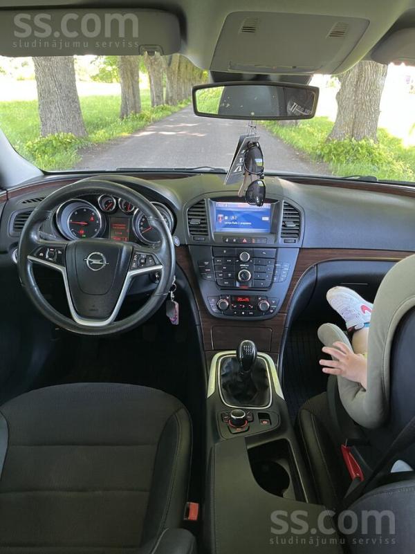 Grey Opel Insignia 2009 in Riga, with an engine capacity of 2.00 L and mileage of 305 thousand km for 2800 €, photo 8 on AUTOMOTO.COM.LV