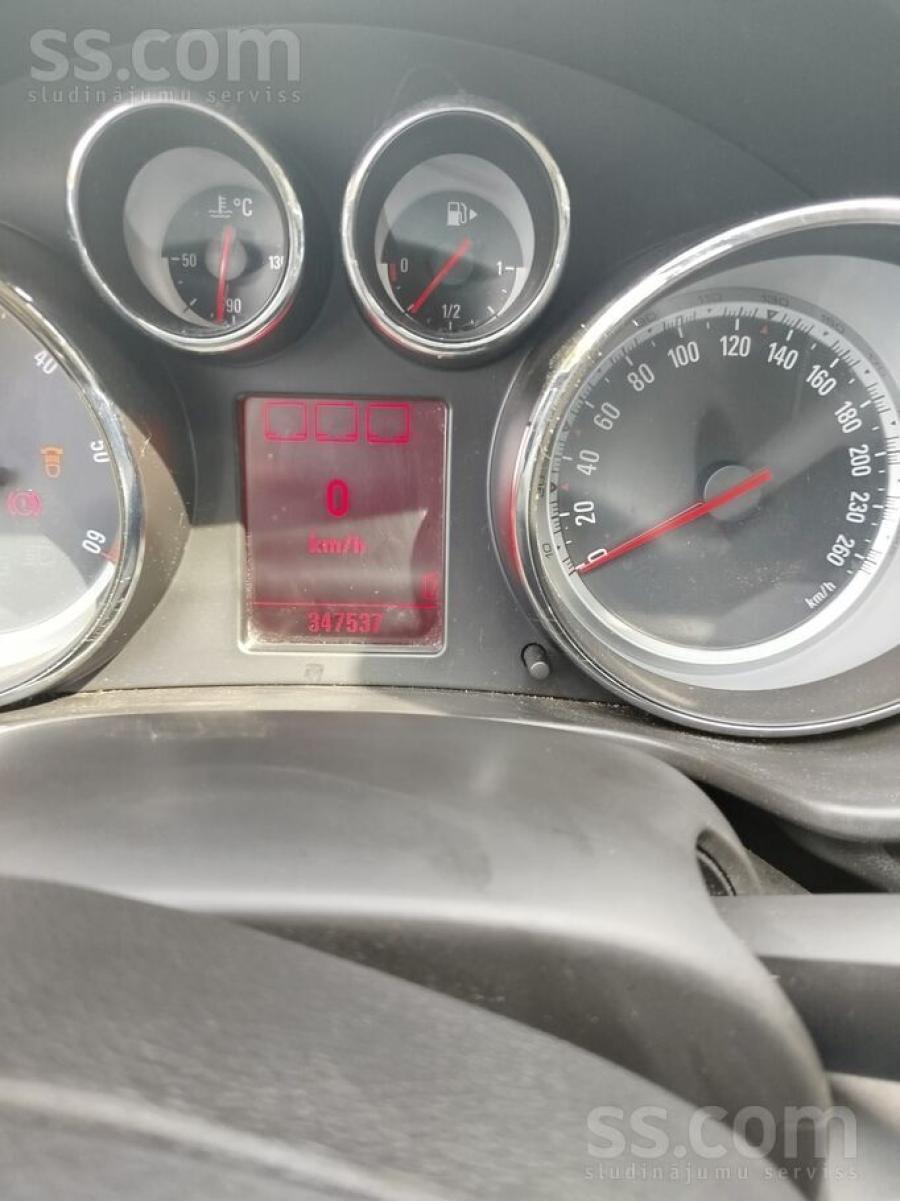 Grey Opel Insignia 2009 in Kuldiga, with an engine capacity of 2.00 L and mileage of 348 thousand km for 2550 €, photo 3 on AUTOMOTO.COM.LV