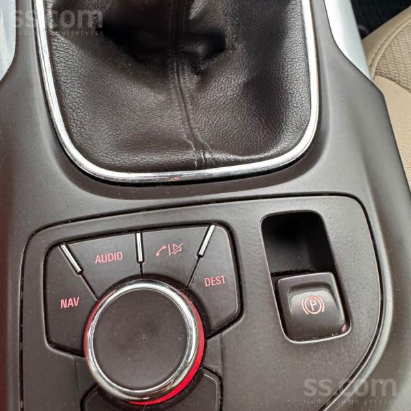 Grey Opel Insignia 2009 in Daugavpils, with an engine capacity of 2.00 L and mileage of 301 thousand km for 2000 €, photo 9 on AUTOMOTO.COM.LV