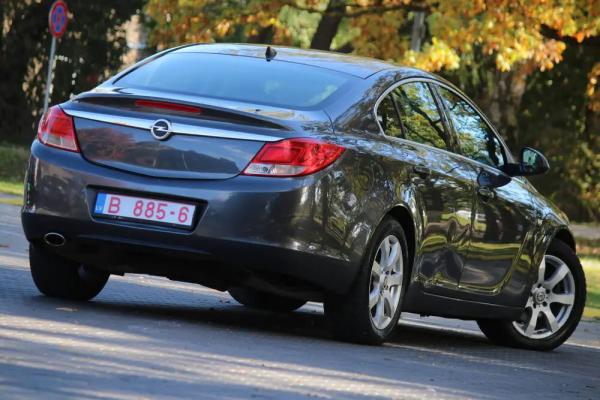 Grey Opel Insignia 2010 in Riga, with an engine capacity of 2.00 L and mileage of 219 thousand km for 2890 €, photo 2 on AUTOMOTO.COM.LV