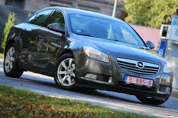 Grey Opel Insignia 2010 in Riga, with an engine capacity of 2.00 L and mileage of 219 thousand km for 2890 €, photo 3 on AUTOMOTO.COM.LV