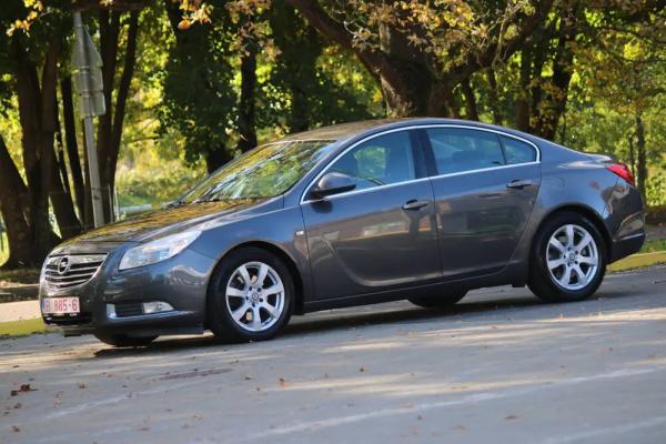 Grey Opel Insignia 2010 in Riga, with an engine capacity of 2.00 L and mileage of 219 thousand km for 2890 €, photo 5 on AUTOMOTO.COM.LV