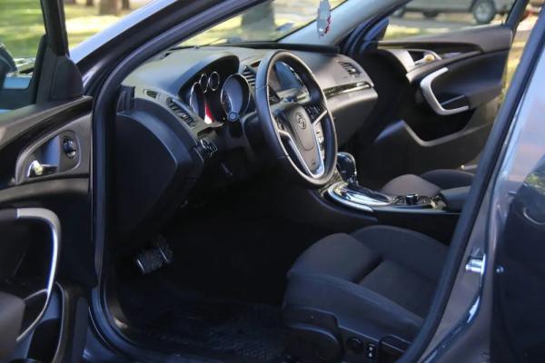 Grey Opel Insignia 2010 in Riga, with an engine capacity of 2.00 L and mileage of 219 thousand km for 2890 €, photo 7 on AUTOMOTO.COM.LV