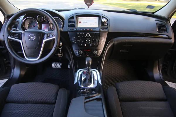 Grey Opel Insignia 2010 in Riga, with an engine capacity of 2.00 L and mileage of 219 thousand km for 2890 €, photo 9 on AUTOMOTO.COM.LV