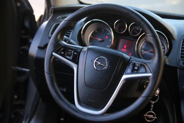 Grey Opel Insignia 2010 in Riga, with an engine capacity of 2.00 L and mileage of 219 thousand km for 2890 €, photo 10 on AUTOMOTO.COM.LV