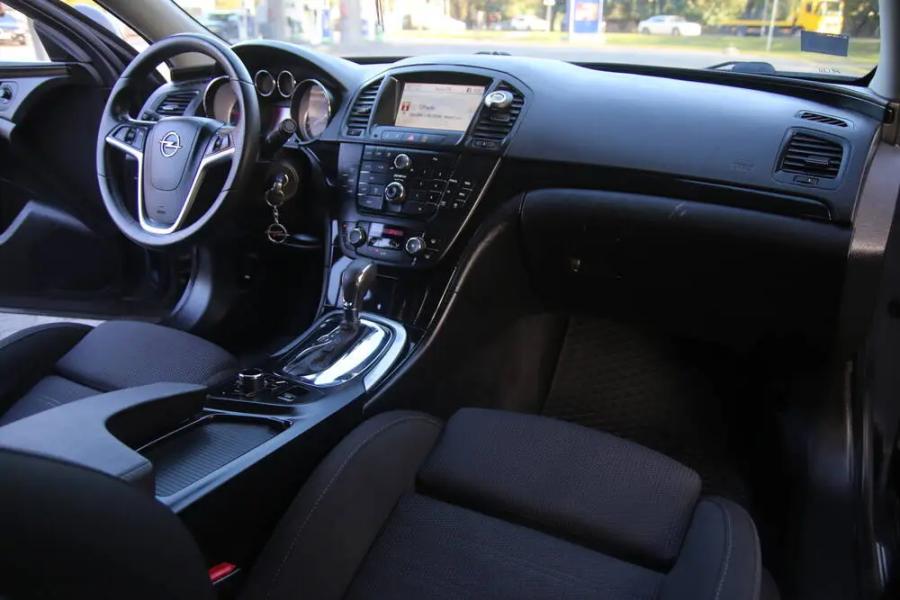 Pelēks Opel Insignia 2010 Rīga, ar dzinēja tilpumu 2.00 L un nobraukumu 219 tūkst. km par 2890 €, foto 12 vietnē AUTOMOTO.COM.LV