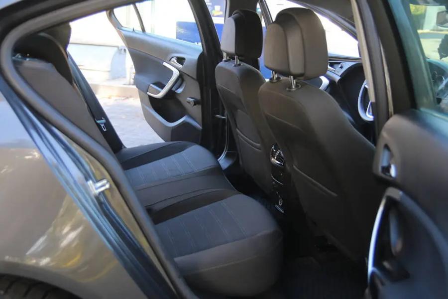 Pelēks Opel Insignia 2010 Rīga, ar dzinēja tilpumu 2.00 L un nobraukumu 219 tūkst. km par 2890 €, foto 18 vietnē AUTOMOTO.COM.LV