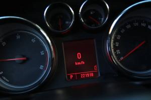Pelēks Opel Insignia 2010 Rīga, ar dzinēja tilpumu 2.00 L un nobraukumu 219 tūkst. km par 2890 €, foto 24 vietnē AUTOMOTO.COM.LV
