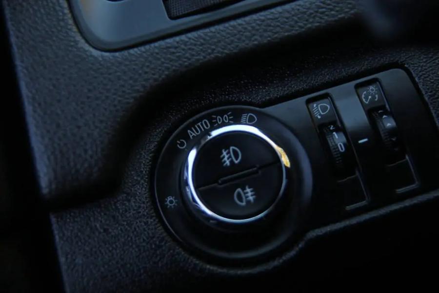Pelēks Opel Insignia 2010 Rīga, ar dzinēja tilpumu 2.00 L un nobraukumu 219 tūkst. km par 2890 €, foto 25 vietnē AUTOMOTO.COM.LV