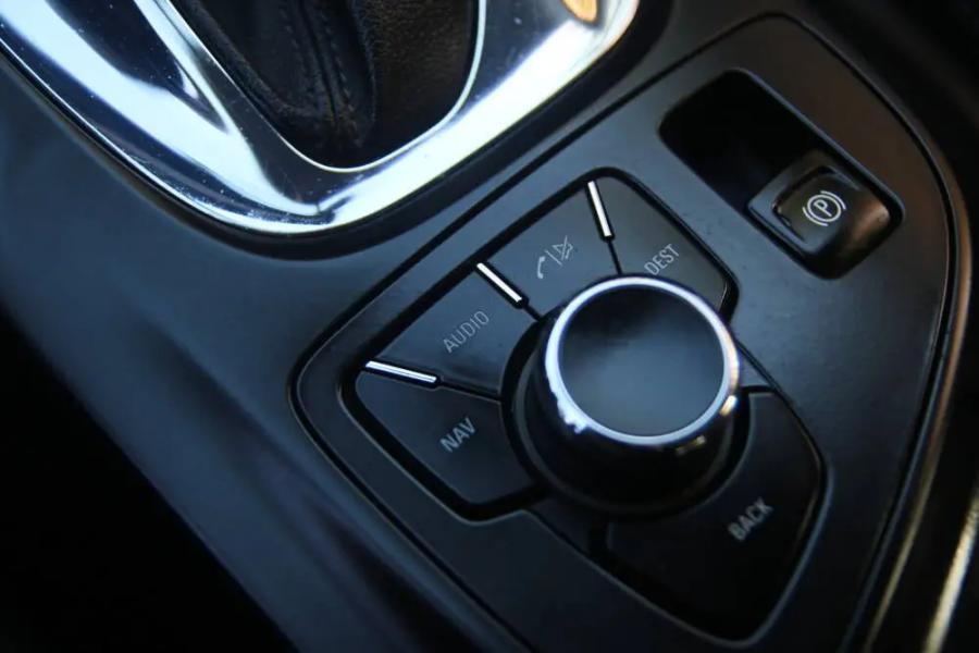 Pelēks Opel Insignia 2010 Rīga, ar dzinēja tilpumu 2.00 L un nobraukumu 219 tūkst. km par 2890 €, foto 26 vietnē AUTOMOTO.COM.LV