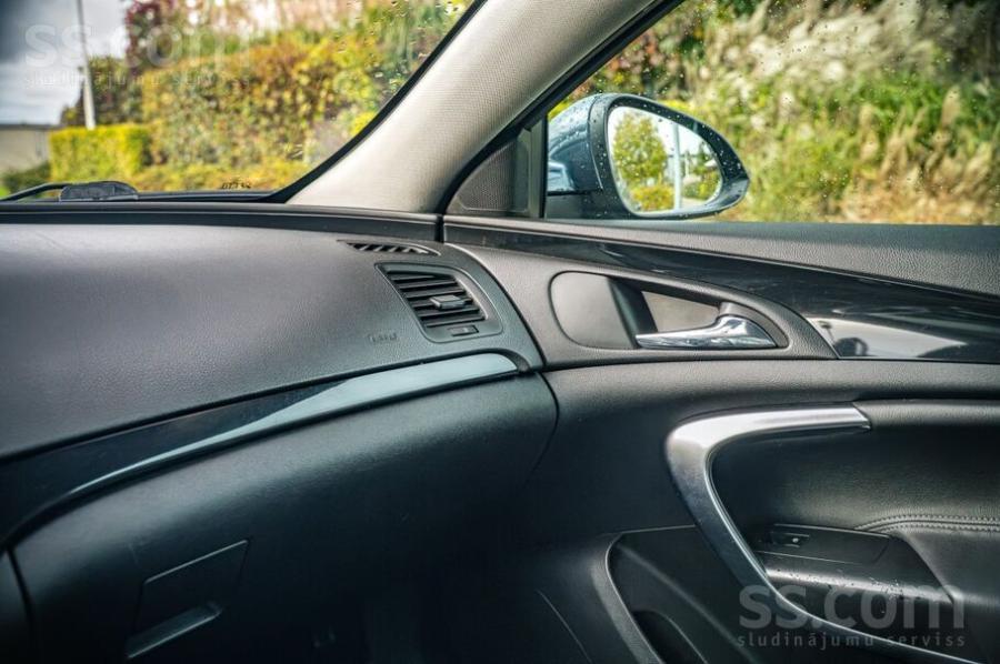 Grey Opel Insignia 2010 in Riga, with an engine capacity of 2.00 L and mileage of 255 thousand km for 2290 €, photo 16 on AUTOMOTO.COM.LV