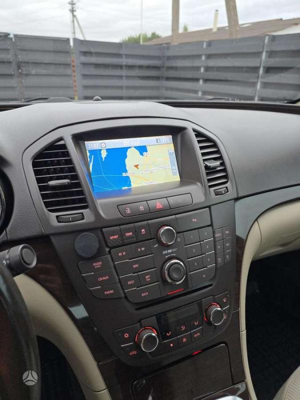 Grey Opel Insignia 2011 in Mazeikiai, with an engine capacity of 1.96 L and mileage of 221 thousand km for 3000 €, photo 5 on AUTOMOTO.COM.LV