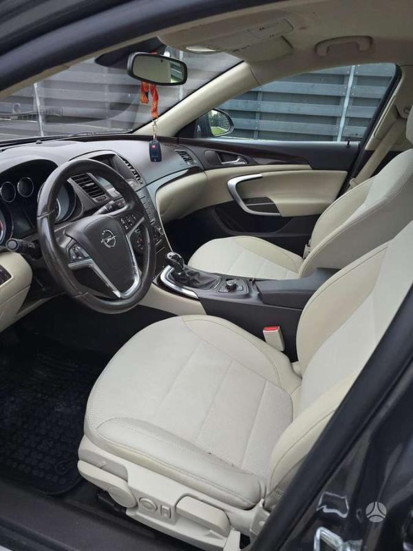 Grey Opel Insignia 2011 in Mazeikiai, with an engine capacity of 1.96 L and mileage of 221 thousand km for 3000 €, photo 6 on AUTOMOTO.COM.LV