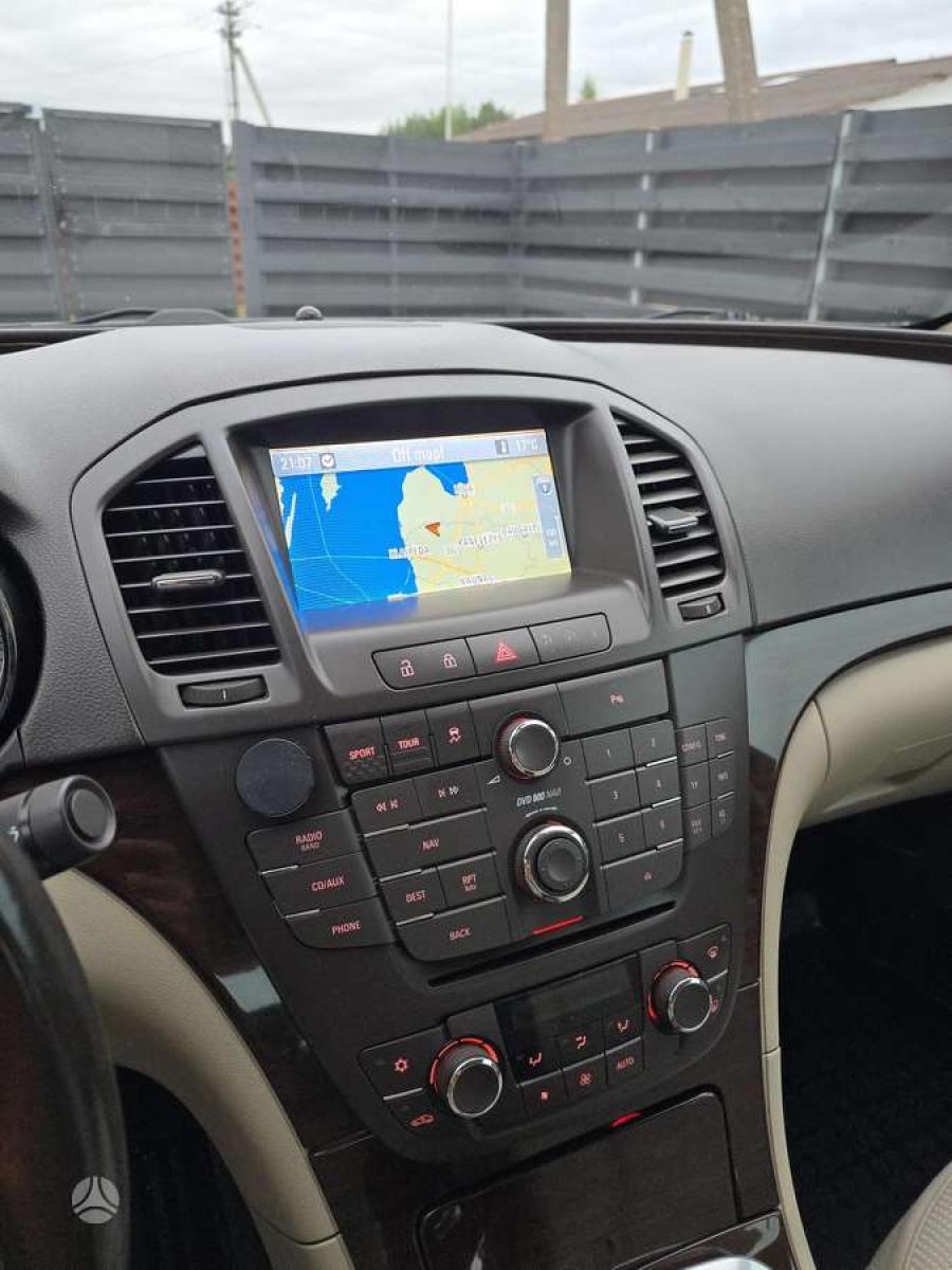 Grey Opel Insignia 2011 in Mazeikiai, with an engine capacity of 1.96 L and mileage of 221 thousand km for 3000 €, photo 6 on AUTOMOTO.COM.LV