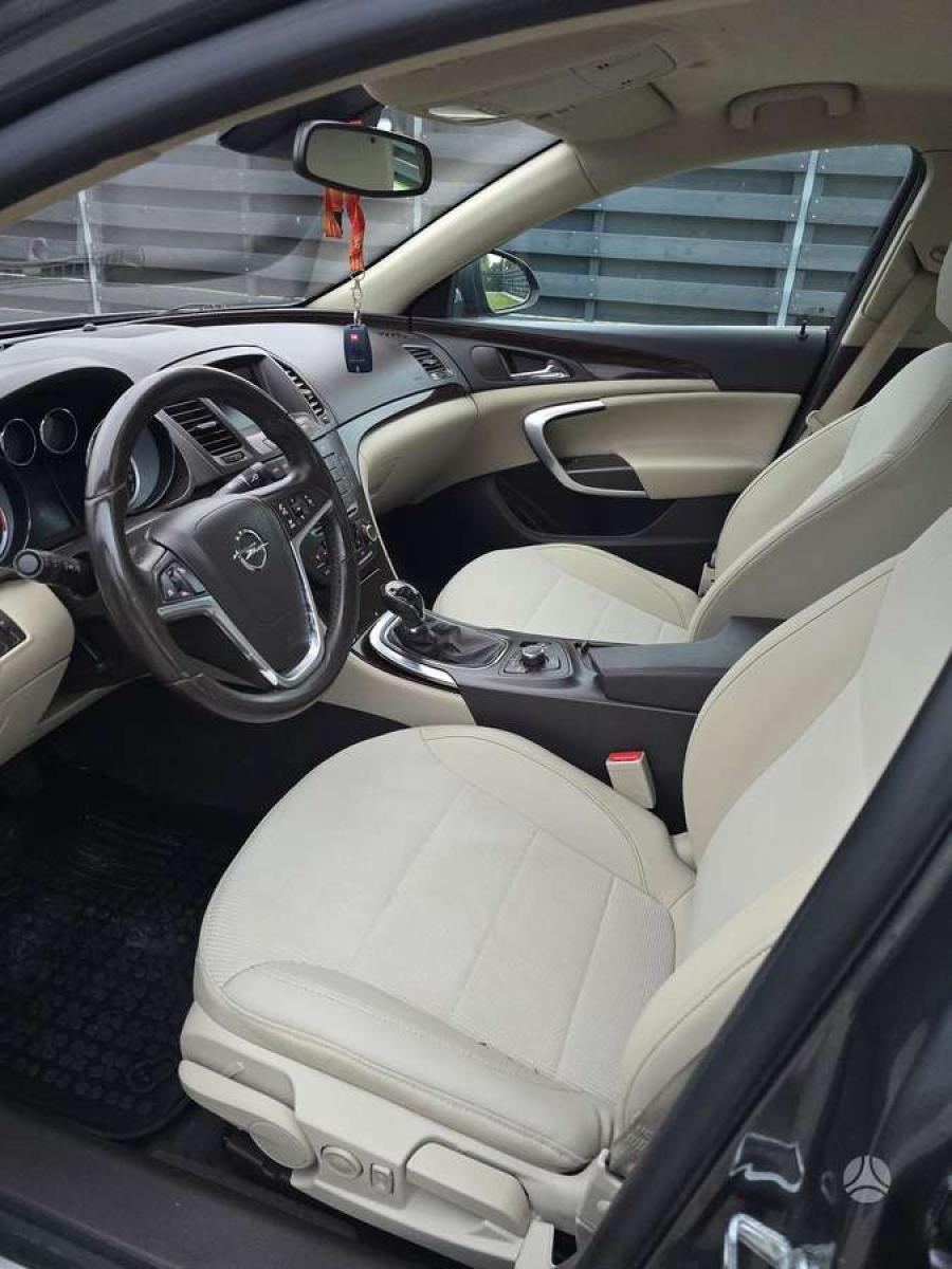Grey Opel Insignia 2011 in Mazeikiai, with an engine capacity of 1.96 L and mileage of 221 thousand km for 3000 €, photo 7 on AUTOMOTO.COM.LV