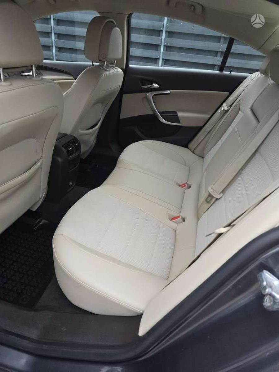 Grey Opel Insignia 2011 in Mazeikiai, with an engine capacity of 1.96 L and mileage of 221 thousand km for 3000 €, photo 8 on AUTOMOTO.COM.LV