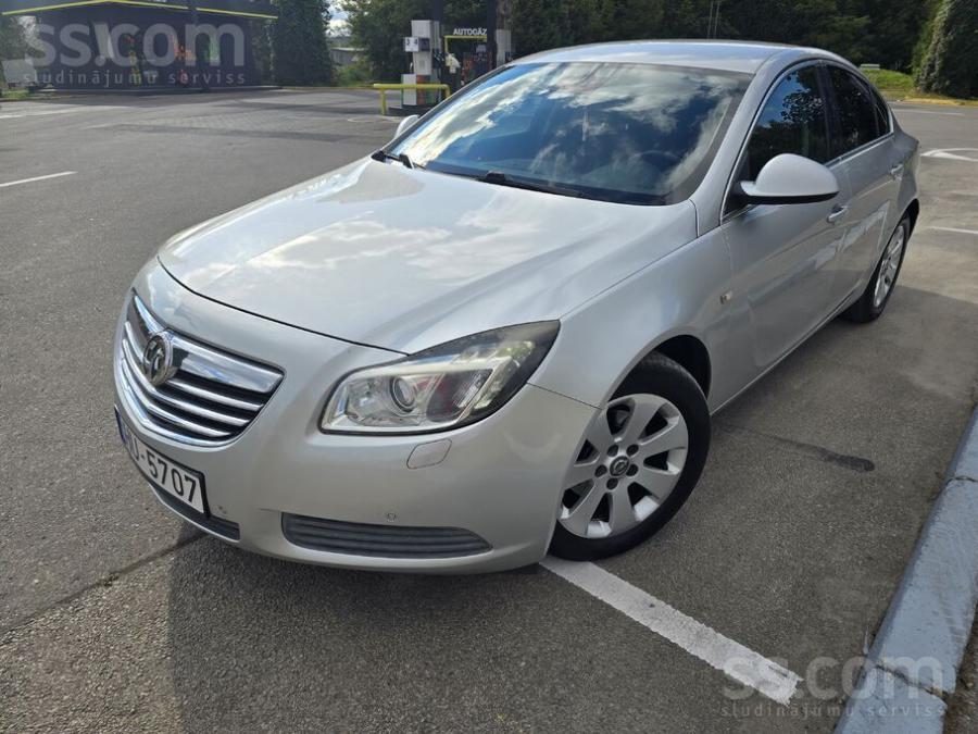Grey Opel Insignia 2011 in Riga, with an engine capacity of 2.00 L and mileage of 256 thousand km for 2600 €, photo 1 on AUTOMOTO.COM.LV