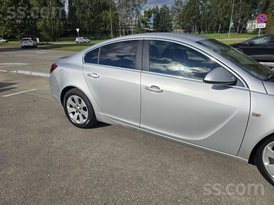 Grey Opel Insignia 2011 in Riga, with an engine capacity of 2.00 L and mileage of 256 thousand km for 2600 €, photo 4 on AUTOMOTO.COM.LV