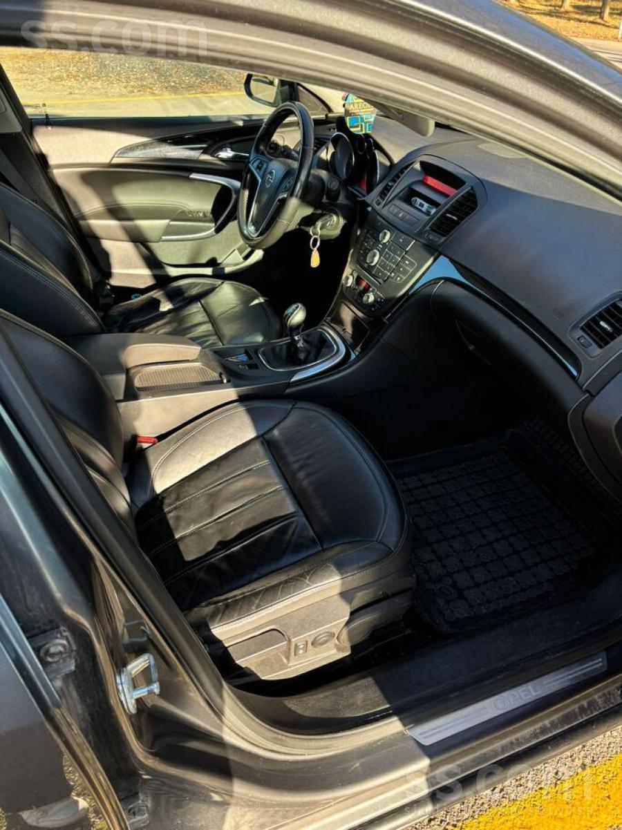 Grey Opel Insignia 2009 in Jekabpils, with an engine capacity of 2.00 L and mileage of 242 thousand km for 2650 €, photo 6 on AUTOMOTO.COM.LV