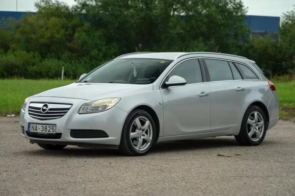 Grey Opel Insignia 2010 in Liepaja, with an engine capacity of 2.00 L and mileage of 324 thousand km for 2500 €, photo 1 on AUTOMOTO.COM.LV