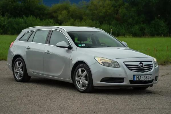 Grey Opel Insignia 2010 in Liepaja, with an engine capacity of 2.00 L and mileage of 324 thousand km for 2500 €, photo 4 on AUTOMOTO.COM.LV