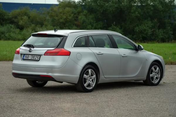 Grey Opel Insignia 2010 in Liepaja, with an engine capacity of 2.00 L and mileage of 324 thousand km for 2500 €, photo 5 on AUTOMOTO.COM.LV