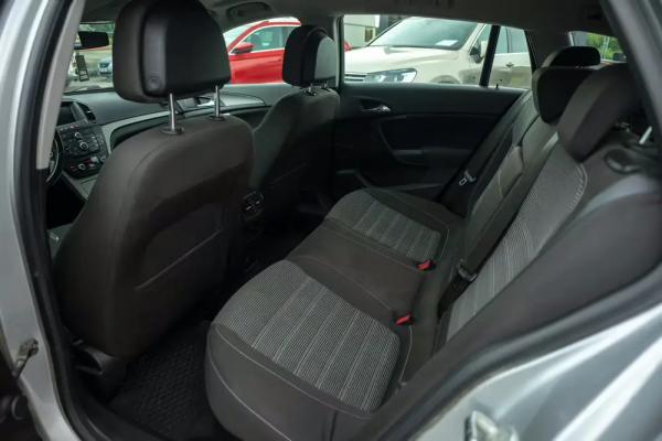 Grey Opel Insignia 2010 in Liepaja, with an engine capacity of 2.00 L and mileage of 324 thousand km for 2500 €, photo 10 on AUTOMOTO.COM.LV