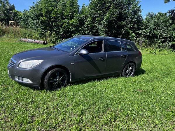 Grey Opel Insignia 2010 in Vilnius, with an engine capacity of 1.96 L and mileage of 194 thousand km for 4000 €, photo 1 on AUTOMOTO.COM.LV