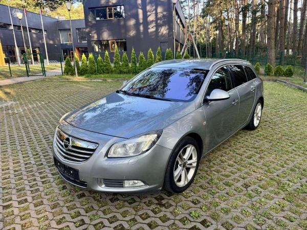 Grey Opel Insignia 2010 in Kaunas, with an engine capacity of 1.96 L and mileage of 200 thousand km for 2999 €, photo 1 on AUTOMOTO.COM.LV