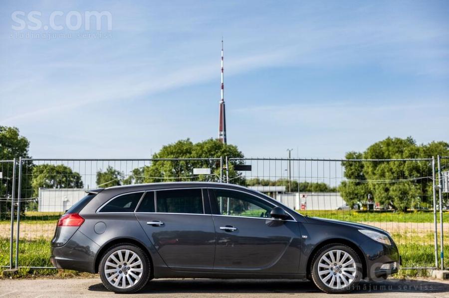 Grey Opel Insignia 2011 in Riga, with an engine capacity of 2.00 L and mileage of 326 thousand km for 4690 €, photo 5 on AUTOMOTO.COM.LV