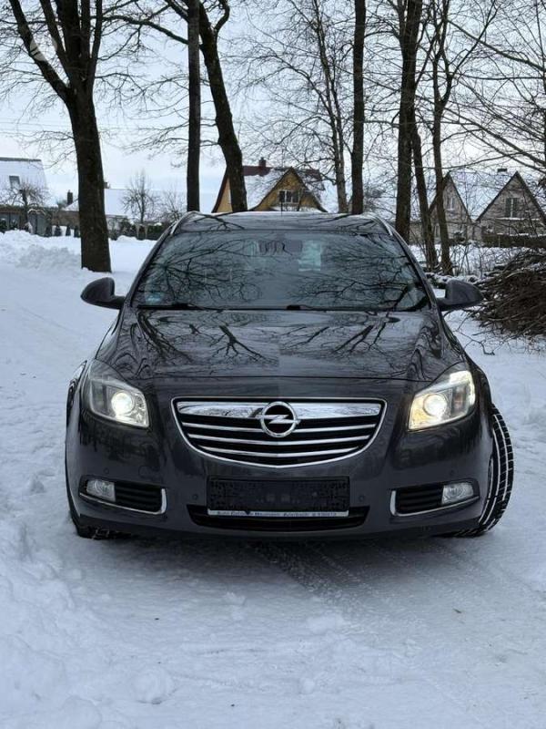 Grey Opel Insignia 2011 in Raseiniai, with an engine capacity of 1.96 L and mileage of 215 thousand km for 3450 €, photo 1 on AUTOMOTO.COM.LV