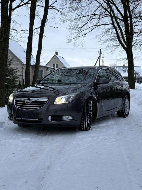Grey Opel Insignia 2011 in Raseiniai, with an engine capacity of 1.96 L and mileage of 215 thousand km for 3450 €, photo 2 on AUTOMOTO.COM.LV