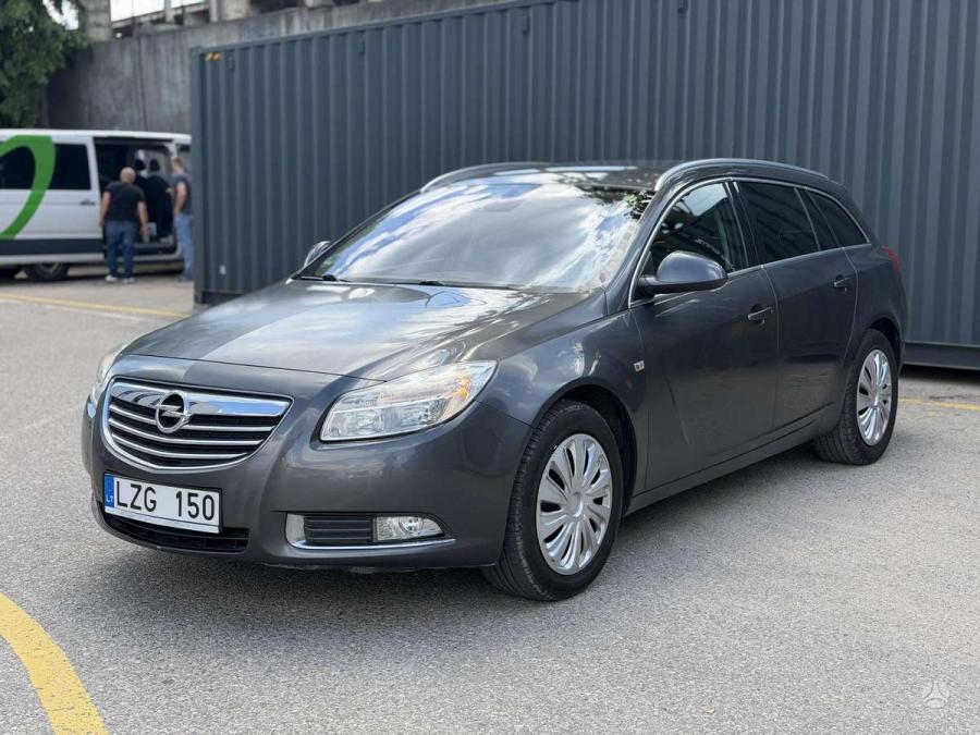 Grey Opel Insignia 2011 in Vilnius, with an engine capacity of 1.96 L and mileage of 247 thousand km for 2450 €, photo 1 on AUTOMOTO.COM.LV