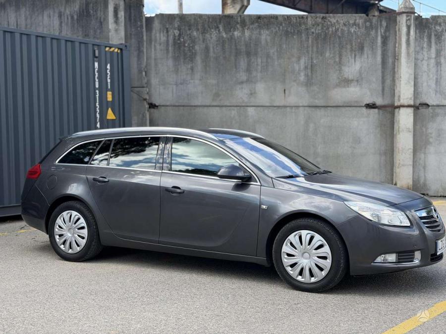 Grey Opel Insignia 2011 in Vilnius, with an engine capacity of 1.96 L and mileage of 247 thousand km for 2450 €, photo 5 on AUTOMOTO.COM.LV