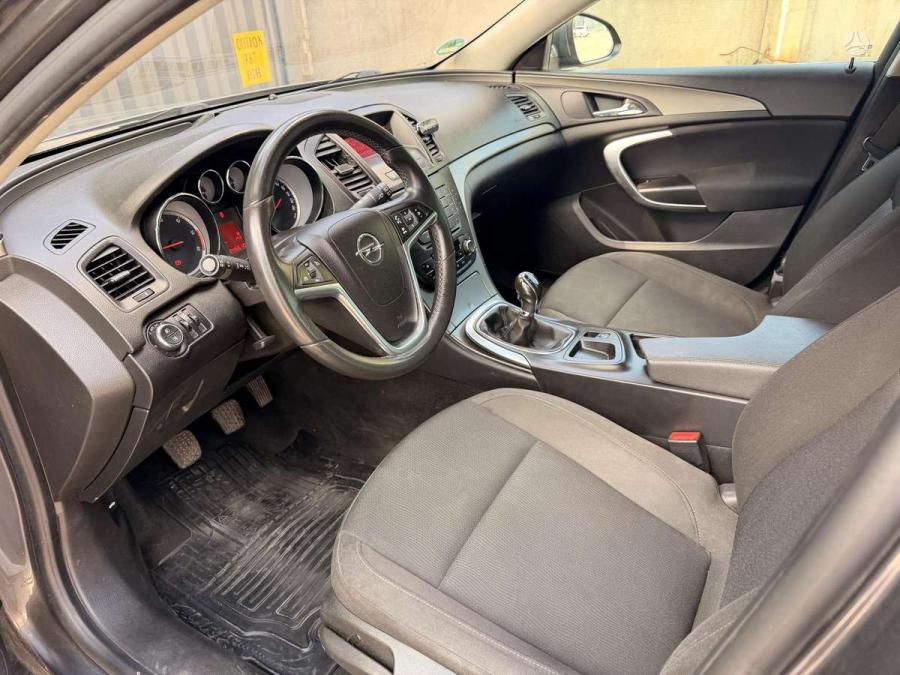 Grey Opel Insignia 2011 in Vilnius, with an engine capacity of 1.96 L and mileage of 247 thousand km for 2450 €, photo 14 on AUTOMOTO.COM.LV