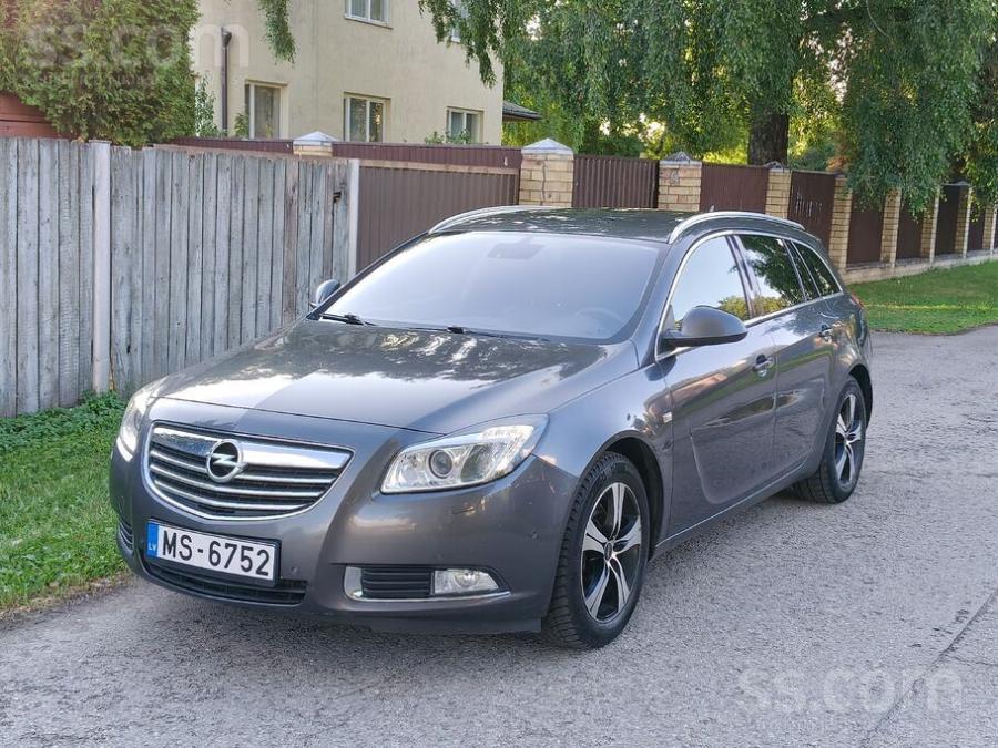 Grey Opel Insignia 2011 in Riga, with an engine capacity of 2.00 L and mileage of 335 thousand km for 2199 €, photo 1 on AUTOMOTO.COM.LV